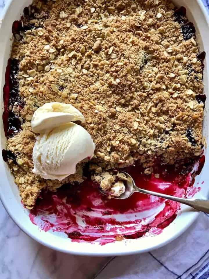 Fresh Summer Blackberry Crisp Recipe - The Hungry Bluebird