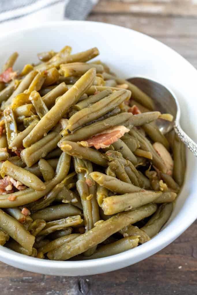 Southern Style Seasoned Green Beans with Bacon - The Hungry Bluebird